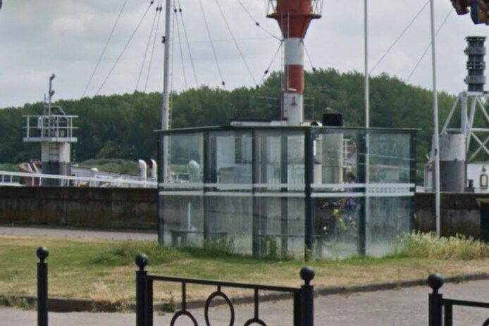 Wachthuisje van veerboot beklad met graffiti | Kruibeke | hln.be