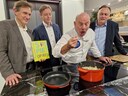 Piet Huysentruyt stelt 80ste ‘SOS Piet’-boek voor bij Dovy Keukens in ...