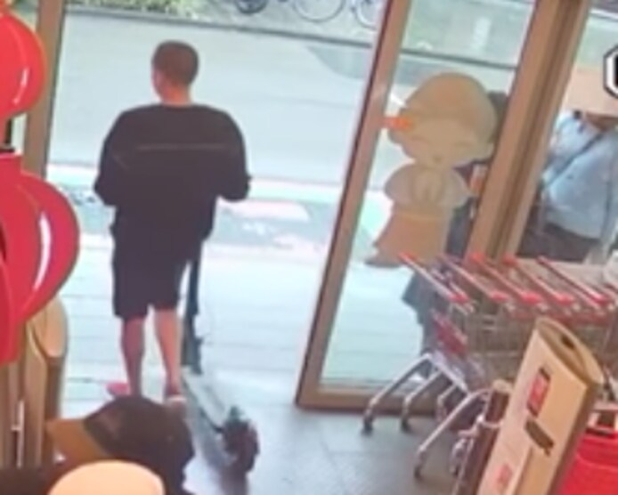 Man steelt step tijdens het winkelen in supermarkt | Leuven | hln.be