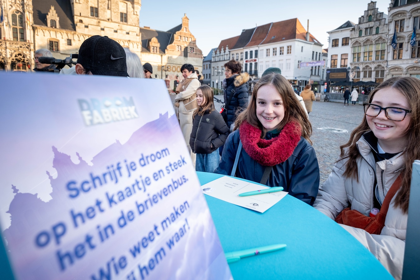 “Hopelijk ga ik niet slaapwandelen”: ‘De droomfabriek’-presentatoren ...