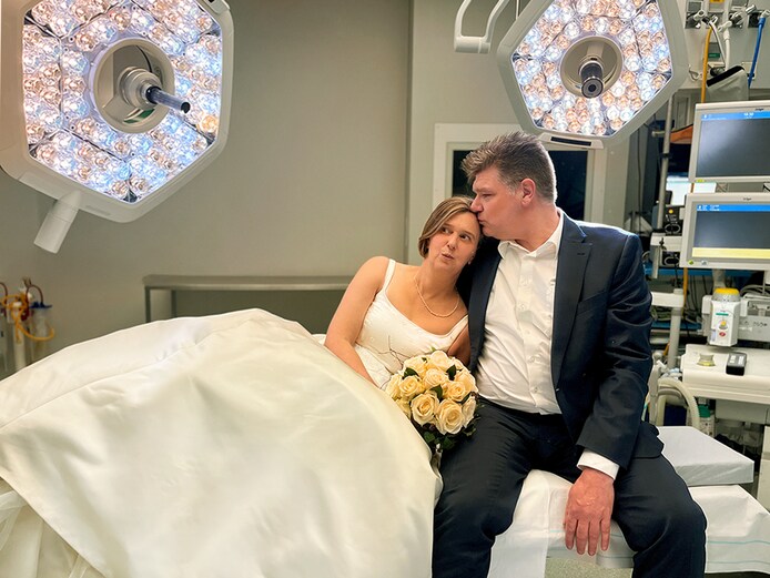 UZ-koppel doet fotoshoot van trouwdag na 25 jaar nog eens over... in de operatiezaal | Gent | hln.be