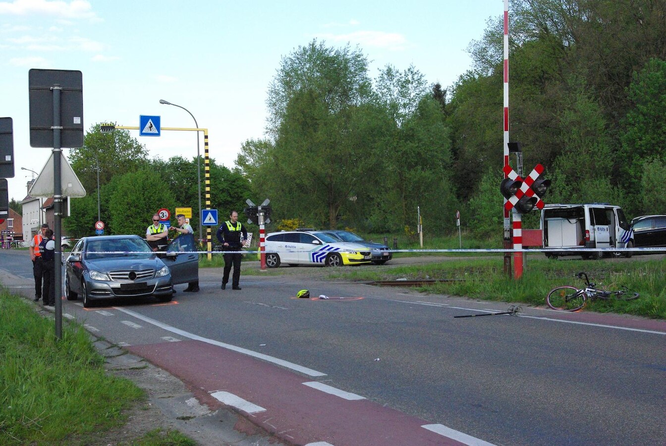 Wielertoerist (25) overleden na aanrijding door auto | Foto | hln.be