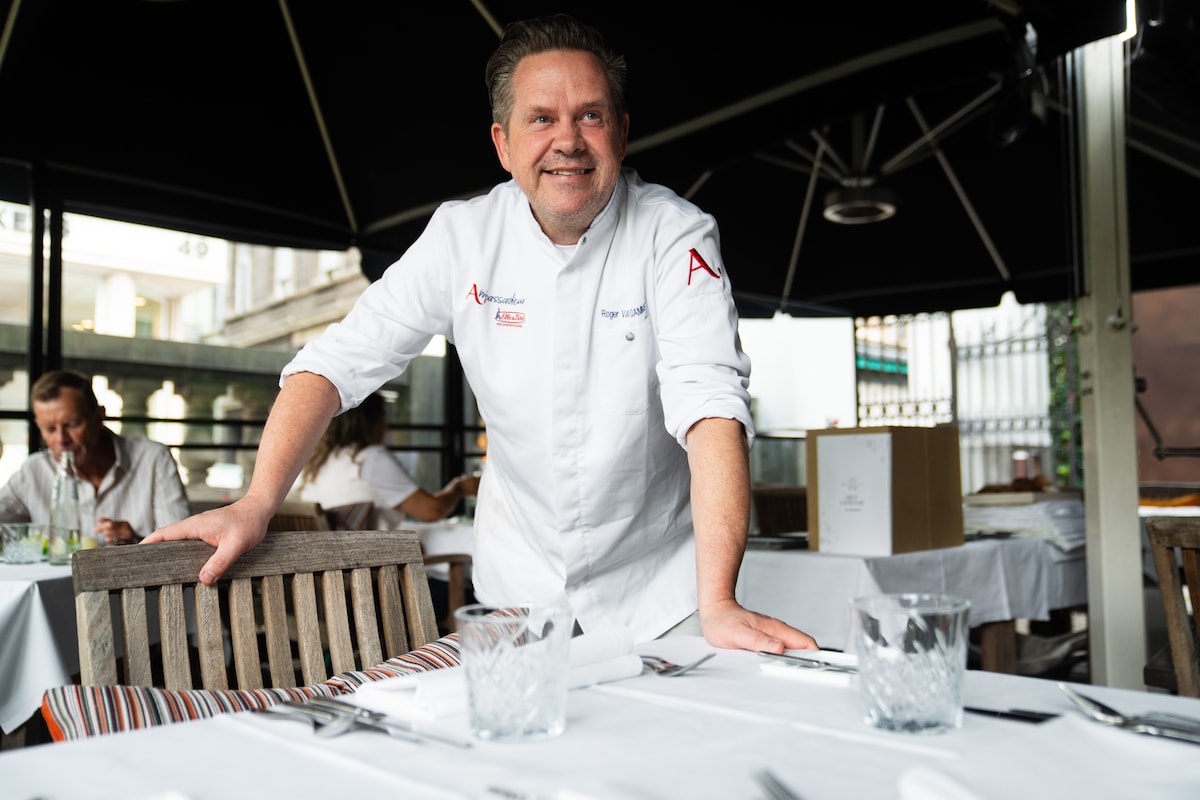 Roger van Damme komt terug thuis in Het Gebaar met afternoon tea: “Fijn ...