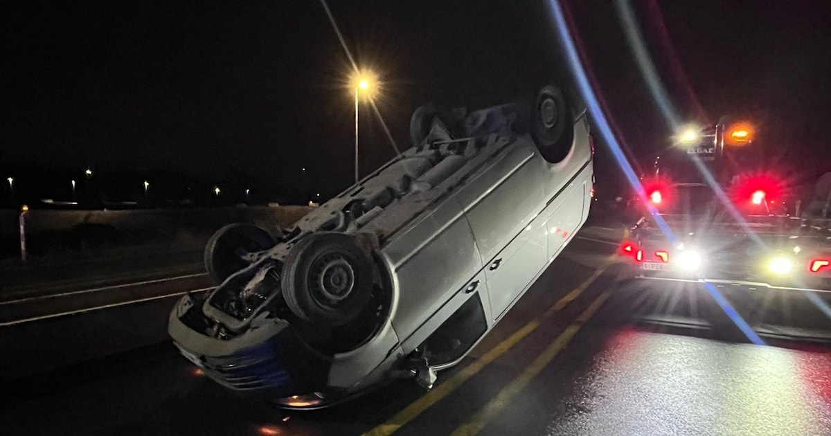 Bestelwagen belandt op zijn dak na ongeval aan werken in Wondelgem ...