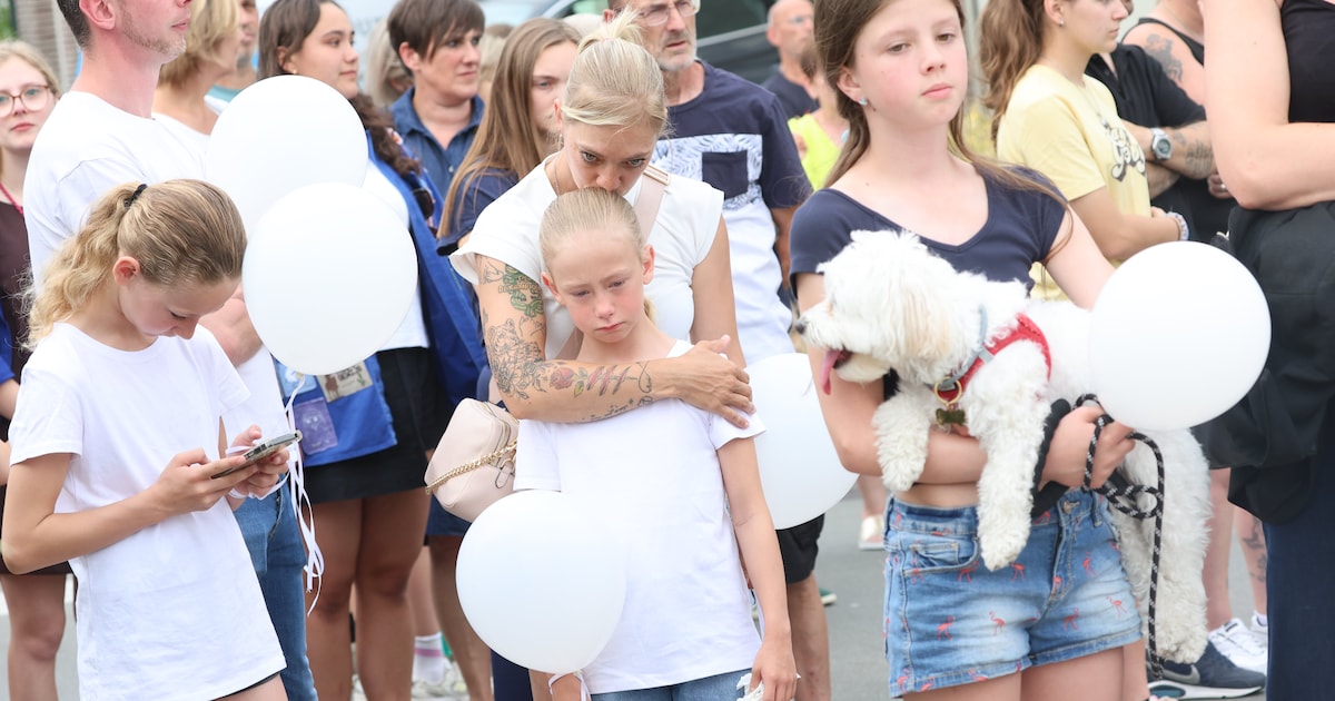 Honderden mensen op stille wake voor slachtoffers van busongeval in ...