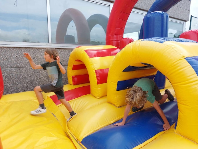 Lievegemse leerlingen leven zich uit op ‘obstacle run’ | Lievegem | hln.be