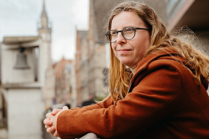 Stadsjournaliste Sofie (35) schrijft boek over haar polyamoreuze leven: “Als je alleen seks wil ...
