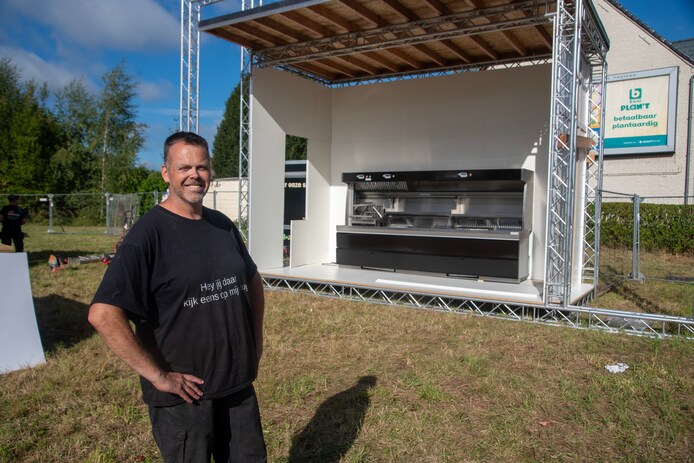 Friturist Joeri uit Merelbeke valt wereldrecord non-stop frietjes ...