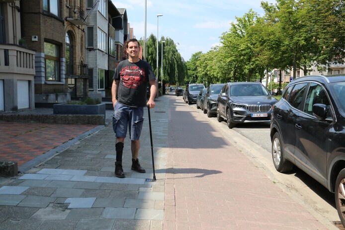 Stefaan (51) kwam hard ten val met zijn fiets in Aalst: “Gelukkig droeg ...
