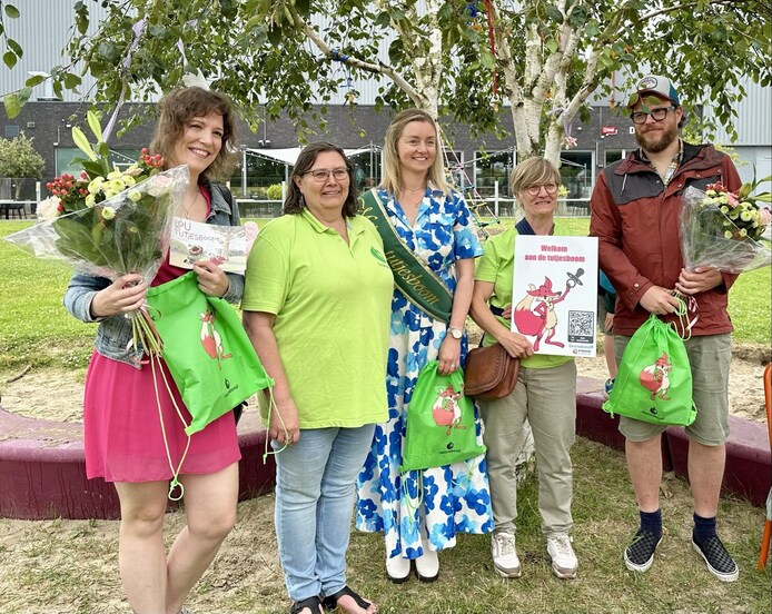 Gezinsbond huldigt tutjesboom in aan Sportstek: “Wie tutje ophangt ...