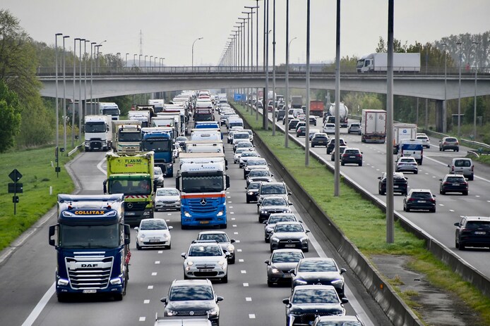 Uur file op E17 richting Kortrijk vanaf De Pinte: rijstrook versperd ...