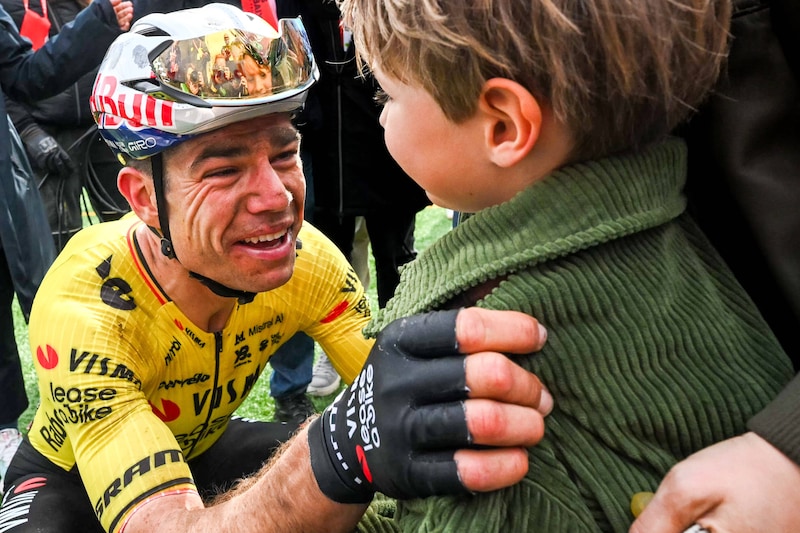 De gloriedag van Wout van Aert in Parijs-Roubaix achter de schermen ...