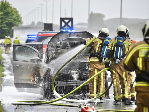 Weekendje weg eindigt voor koppel met uitgebrande auto op E17 in ...