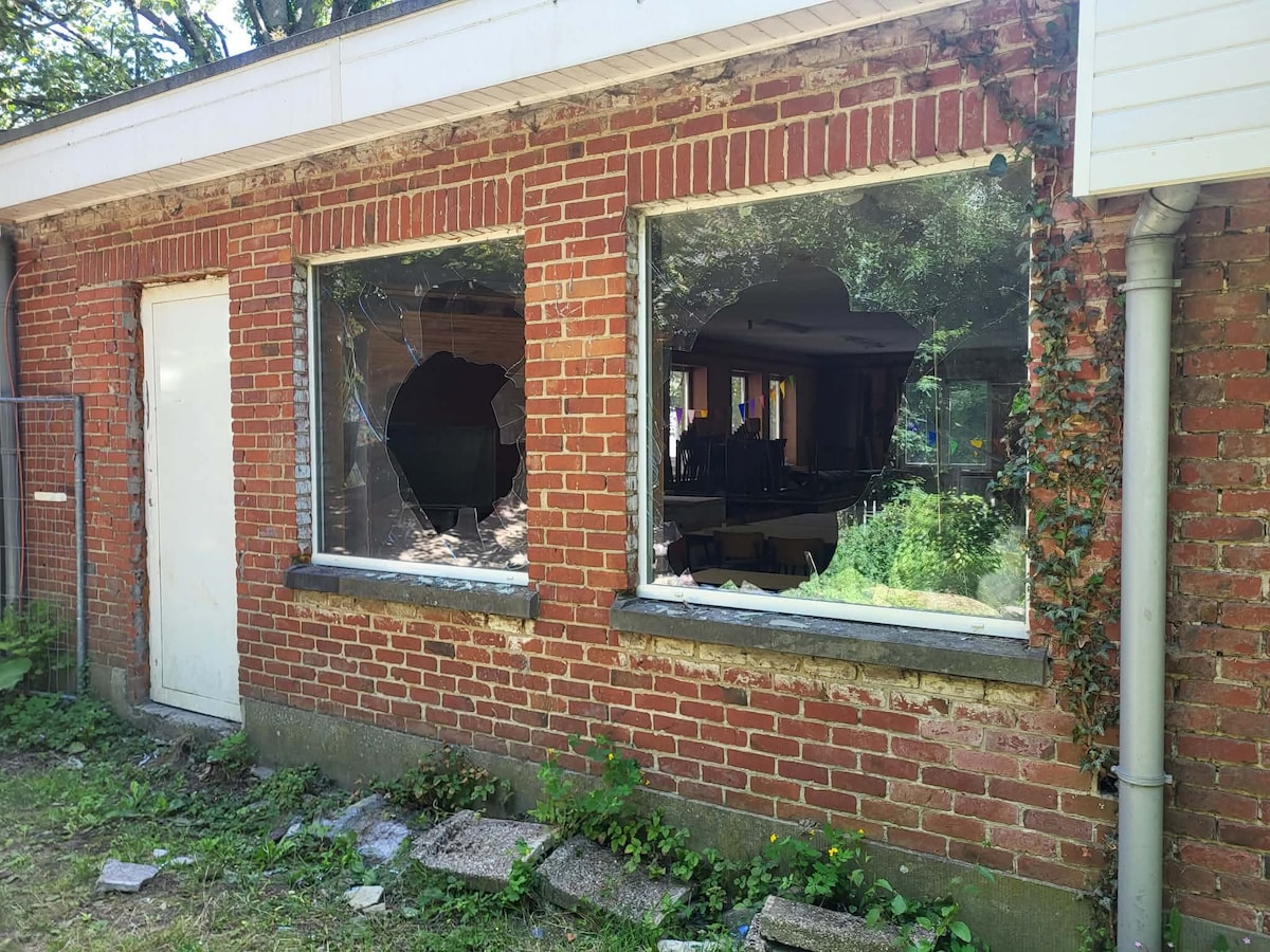 Opnieuw vandalisme bij Chiro Geluwe: twee ruiten ingeslagen en ...