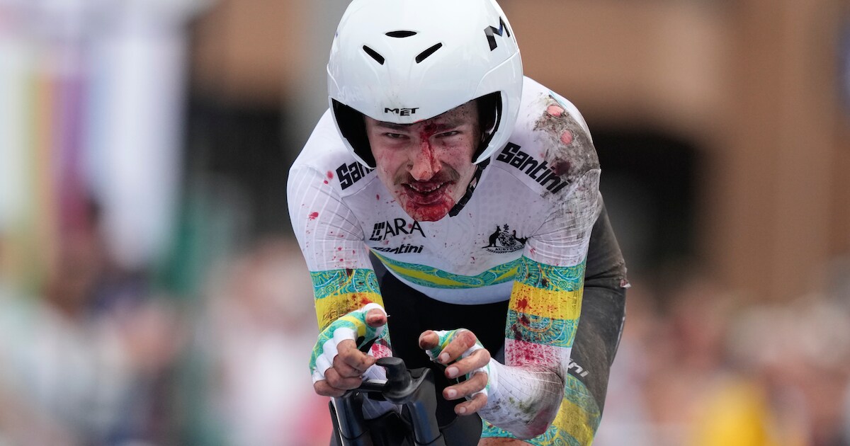 Zwaar gehavend over de finish: Jay Vine valt in gevreesde afdaling en ...