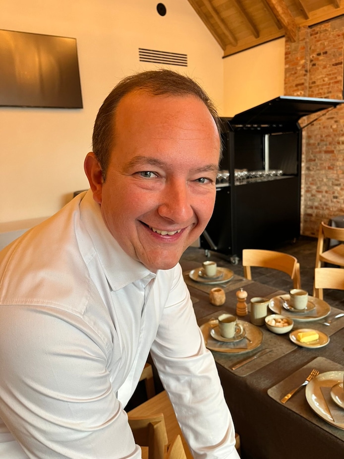 Begrafenisondernemer Dietrich Van den Abeele (44) nodigt buurt uit voor jubileum met benefiet ...