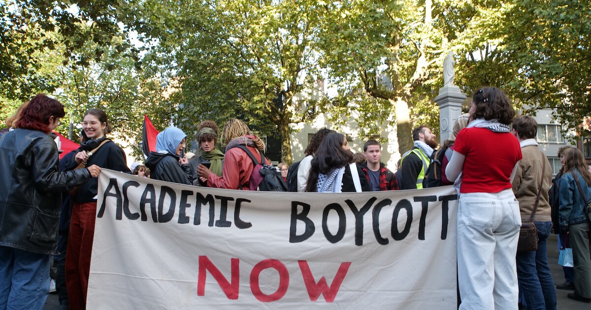 Kleine 200 mensen betogen in Antwerpen voor academische boycot tegen ...