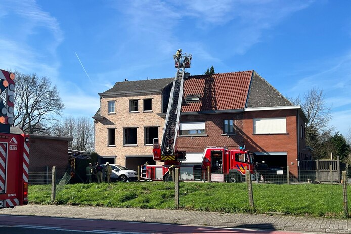 Zware schoorsteenbrand langs Oude Heerbaan | Erpe-Mere | hln.be