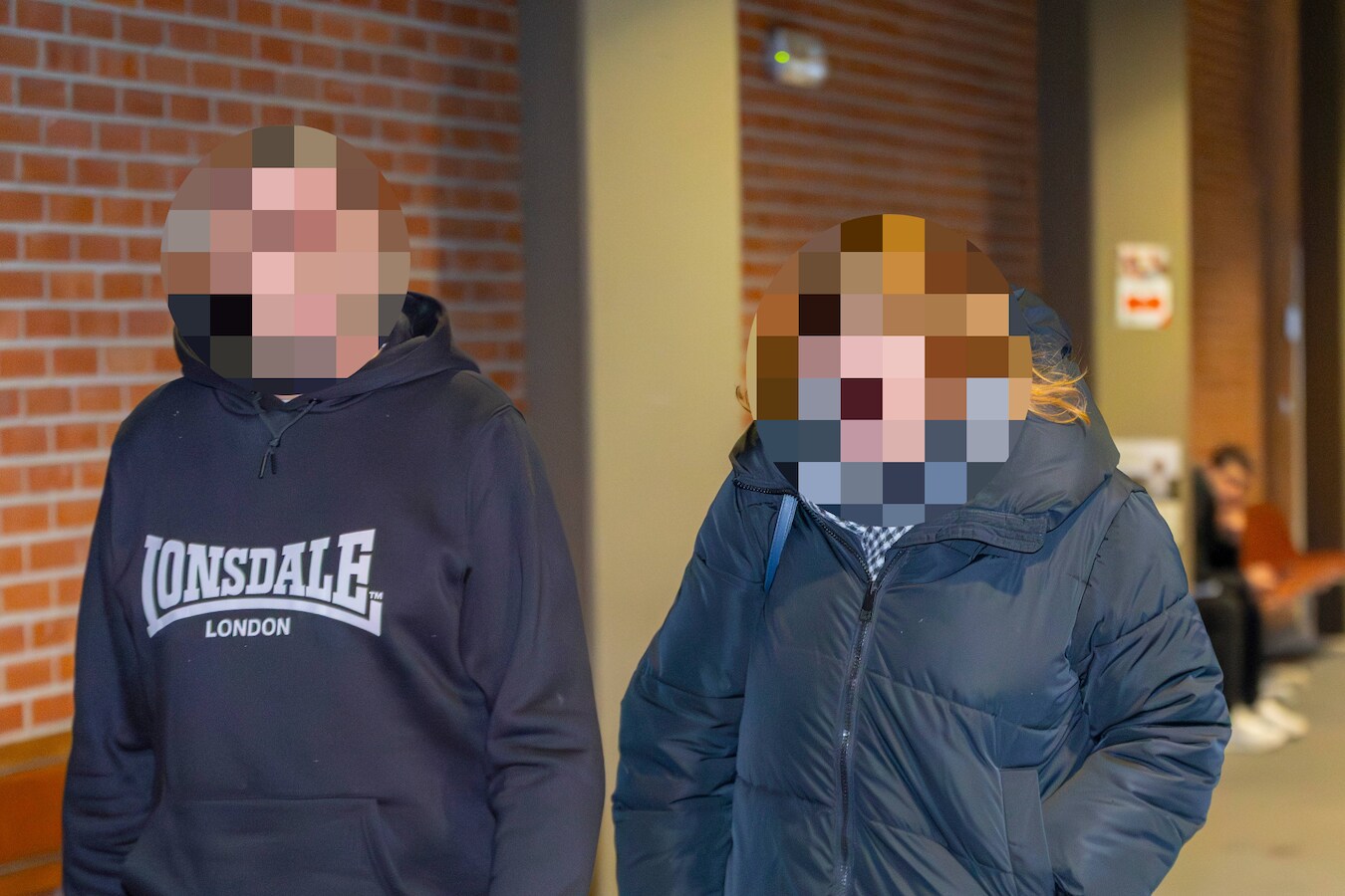 Mama van overleden baby Omélie valt onthaalmoeder in de armen op proces ...
