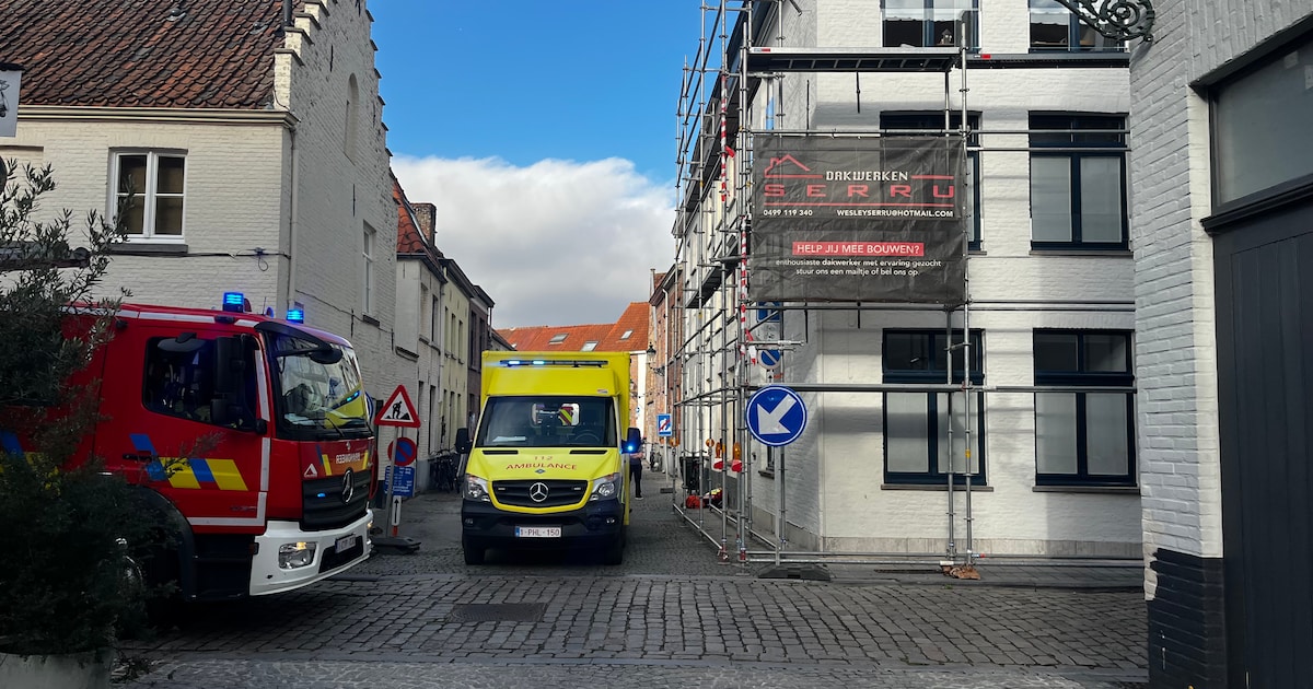 Man valt van dak tijdens gevelwerken in Brugge: “Voelde zijn benen niet ...
