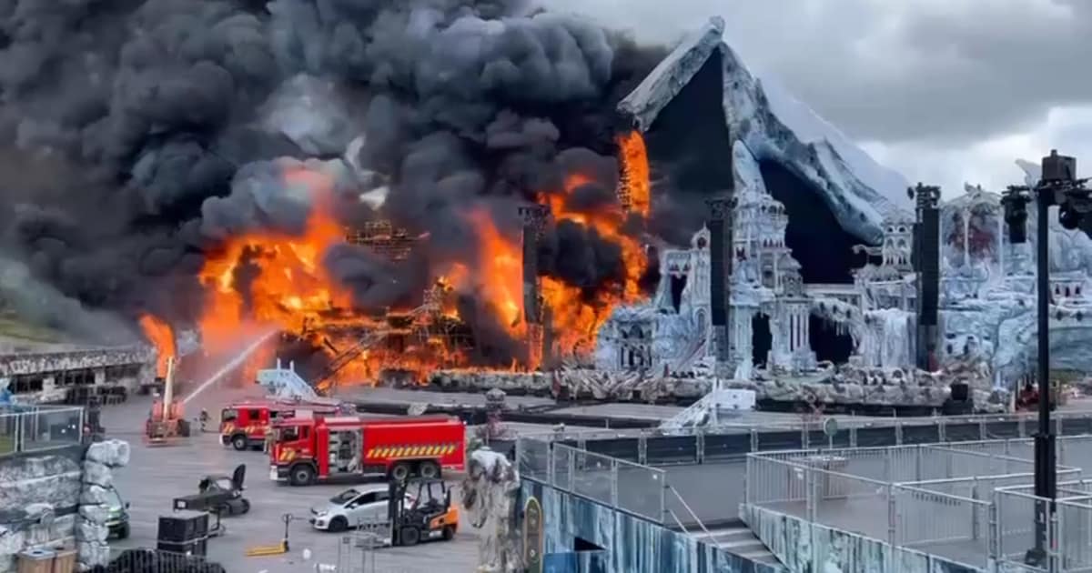 IN BEELD. Inferno op Tomorrowland: mainstage gaat in vlammen op | Boom ...