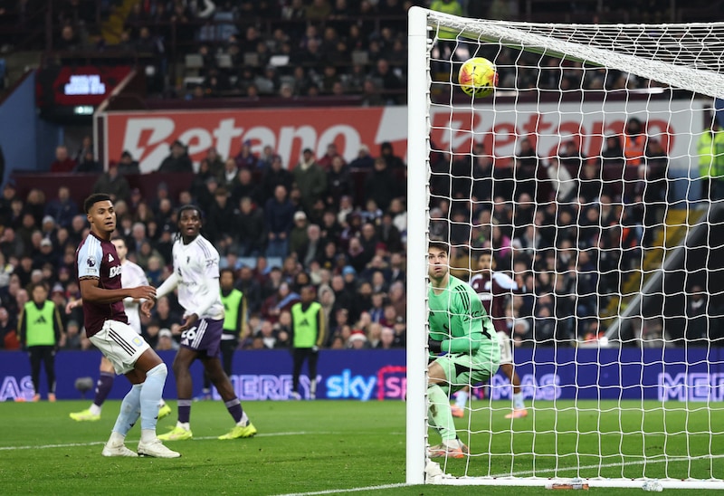 Senne Lammens bleef tweemaal kansloos achter: Rogers helpt Aston Villa ...