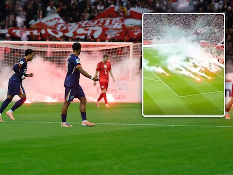 “Gênant gedrag”: Poolse hooligans gooien vuurpijlen op het veld en ...