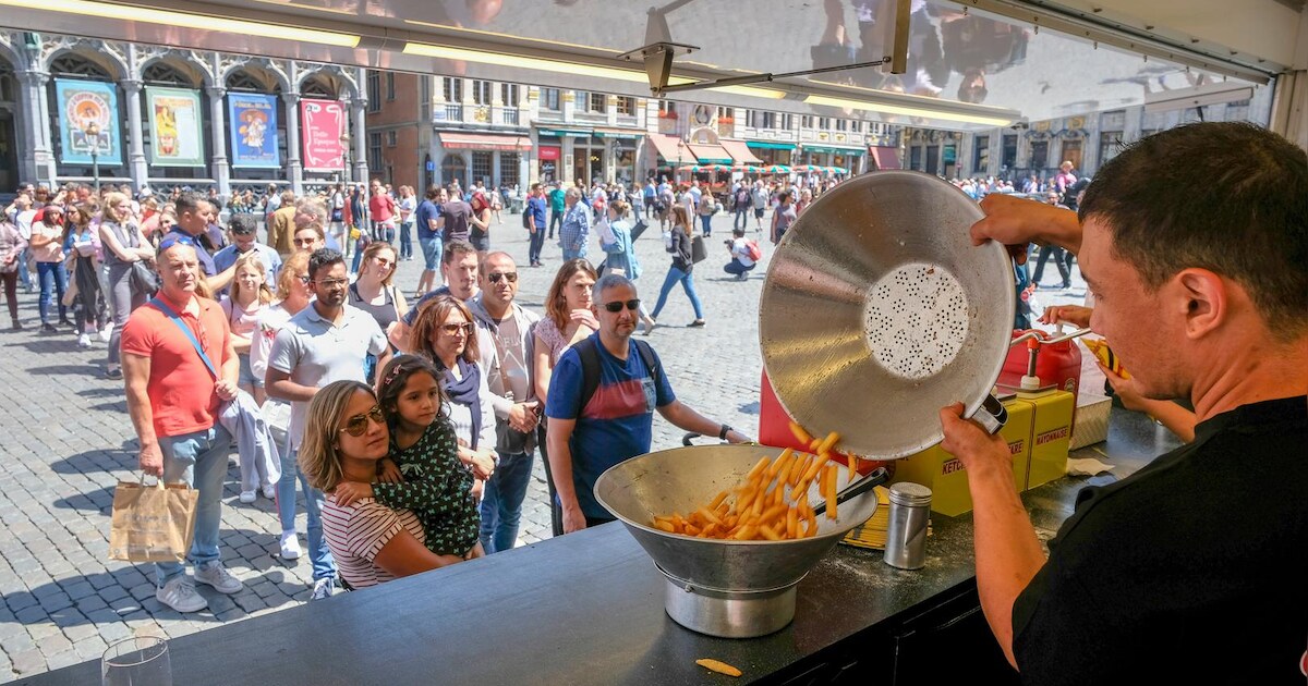 Frietkot deelt gratis 4.000 bakjes friet uit voor 130ste verjaardag ...