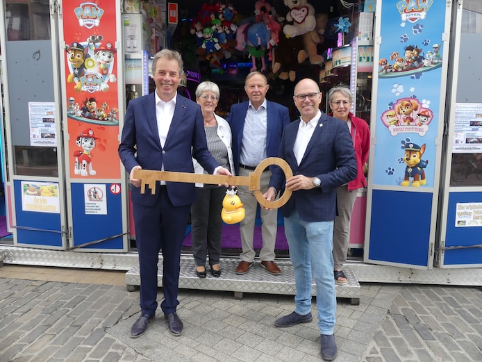 Feestenburgemeester en vrijwilligers klaar voor Deinse Feesten | Deinze ...