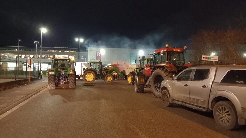 LIVE BOERENPROTEST. Laatste blokkade aan distributiecentrum wordt ...