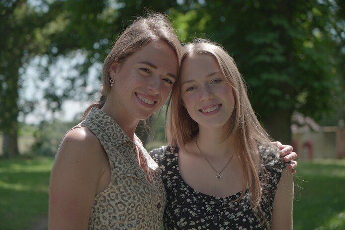 Stephanie Planckaert en dochter Iluna (17) koesteren hun Mémé Clara: “We voelen dat ze nog ...