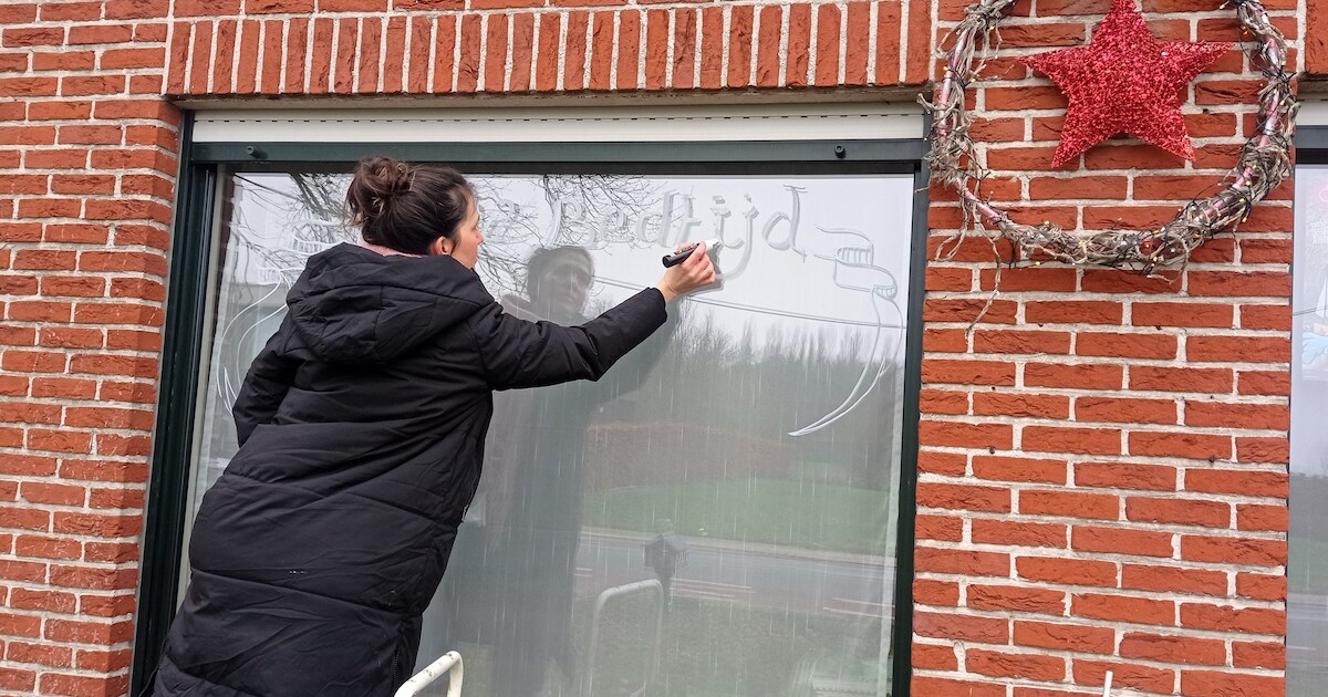 ‘Weesgedichten’ in de aanbieding: “Iedereen die wil krijgt poëzie op raam geschreven” | Stekene ...