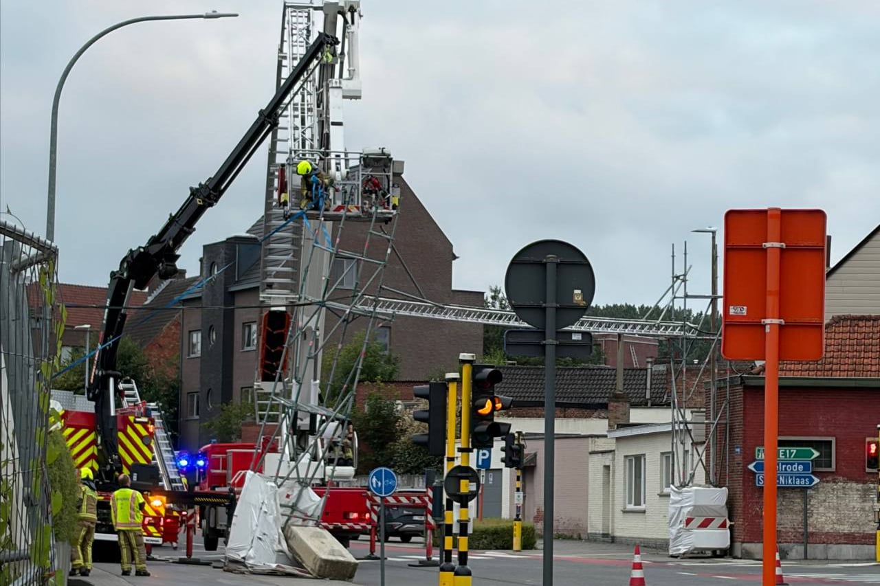 Stelling dreigt op rijbaan te vallen na aanrijding door vrachtwagen in ...