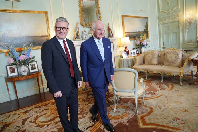 Wie is dé nieuwe, geheimzinnige Britse premier? “Mijn achtergrond is op ...
