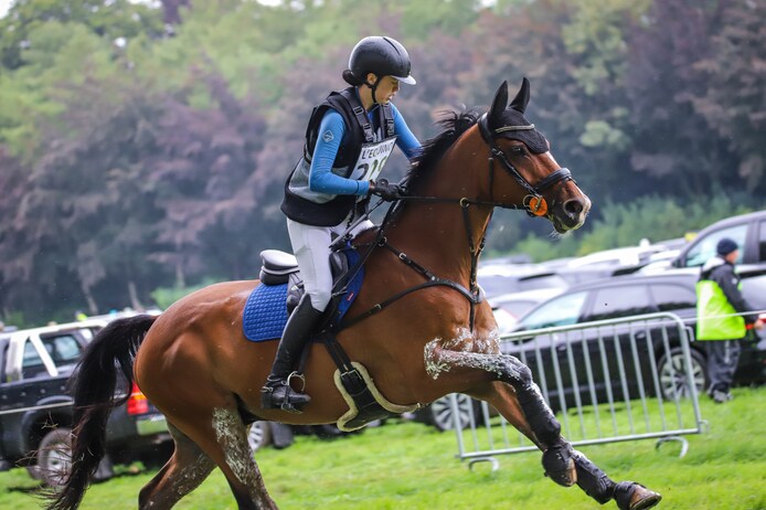 Mila, dochter van Freek Braeckman, combineert thuisonderwijs met ...