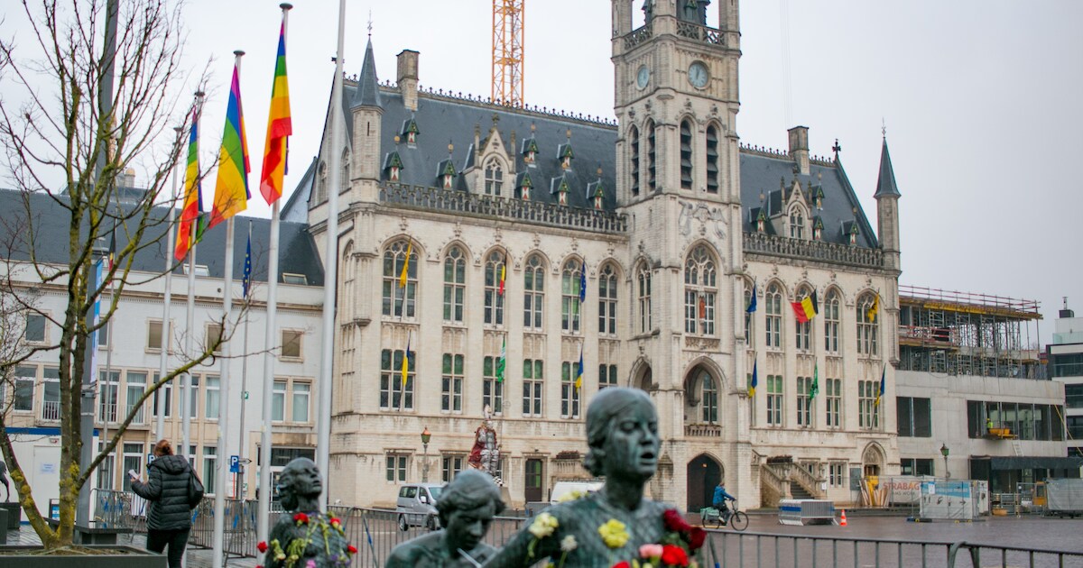 Regenboogvlaggen hangen uit op Grote Markt | Sint-Niklaas | HLN.be