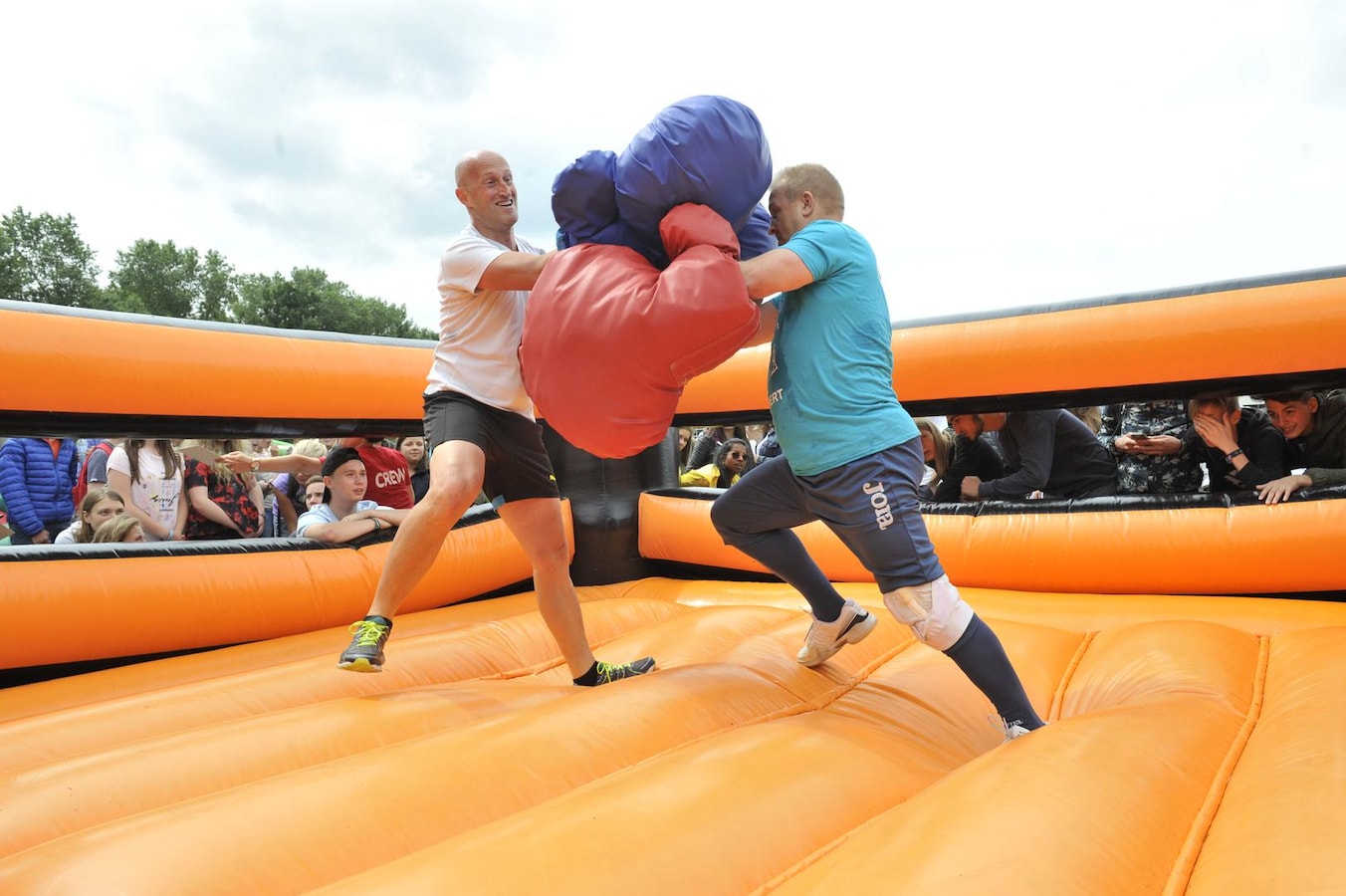 Burgemeester troeft directeur KTA af op schoolfeest | Foto | hln.be