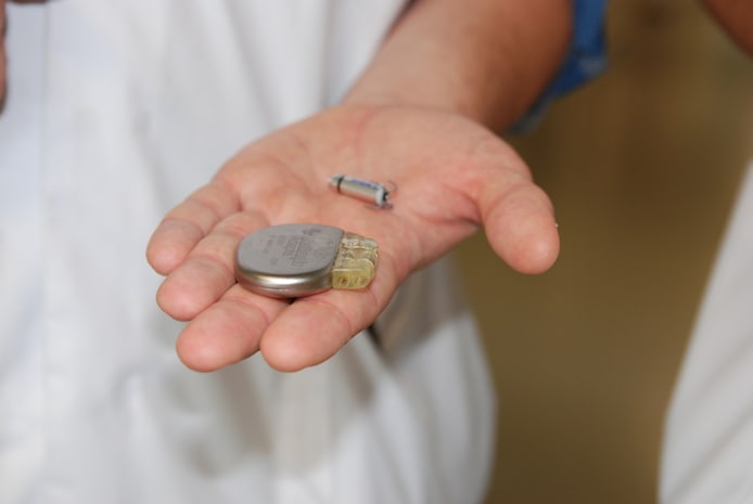 Cardiologen plaatsen nieuw type minipacemaker dat voor bijna iedereen ...