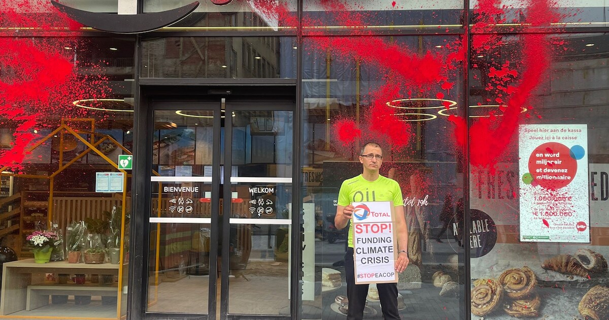 Klimaatactivist Wouter Mouton besmeurt Brusselse hoofdzetel ...