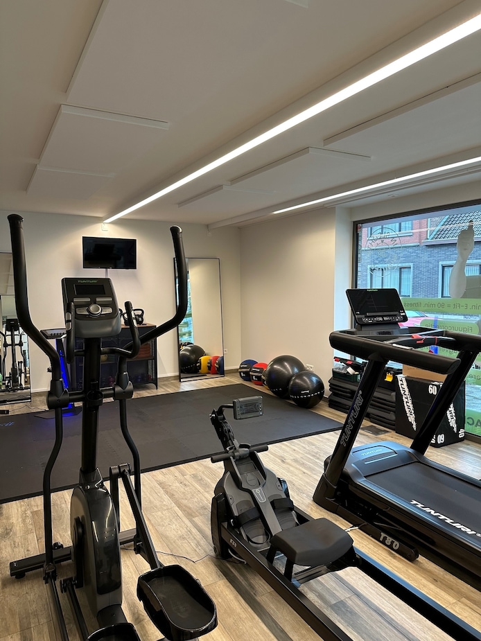 Annelies (36) opent nieuwe E-fit-studio met speciaal ‘elektrodenpak ...