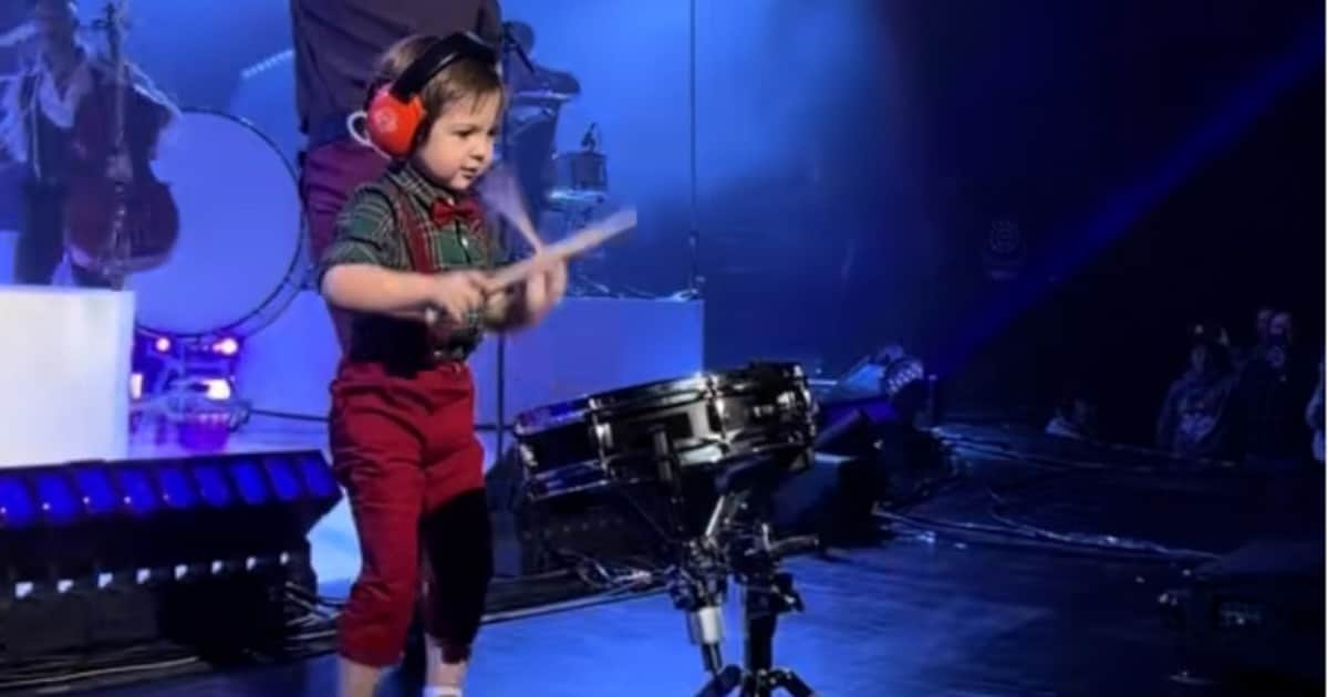 KIJK. Na hartafwijking en openhartoperatie: Remi (3) mag drumkunsten ...