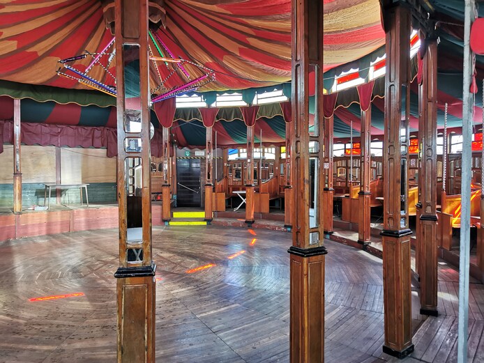 Vrienden kopen verloederde spiegeltent en steken ontelbare uren in ...