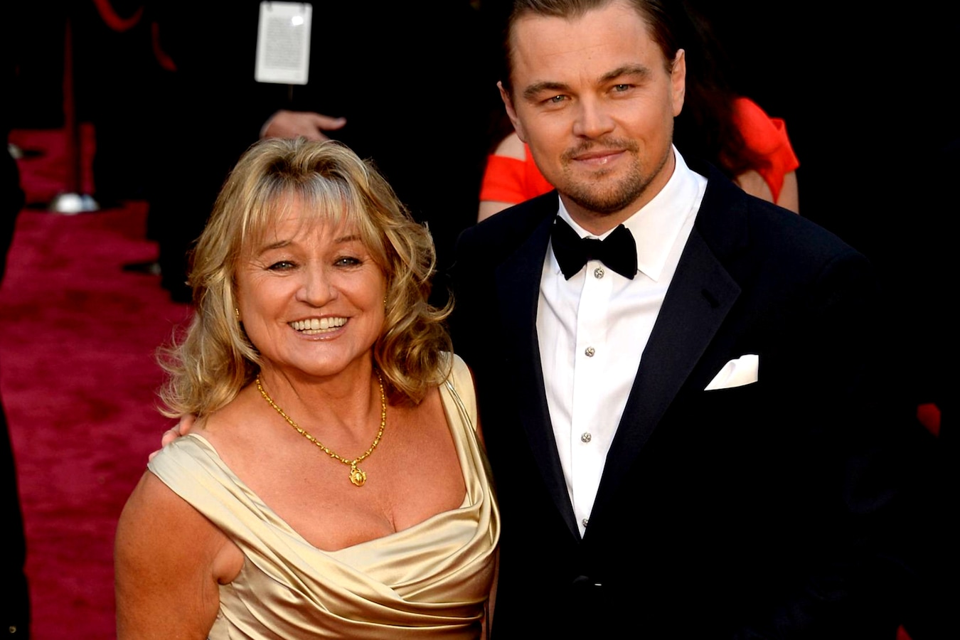 Niet zijn vriendin, maar mama Irmelin (82) staat aan Leo’s zijde op de ...