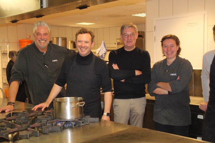Topchef Mathieu Beudaert helpt in de keuken van VORK voor 550 ...