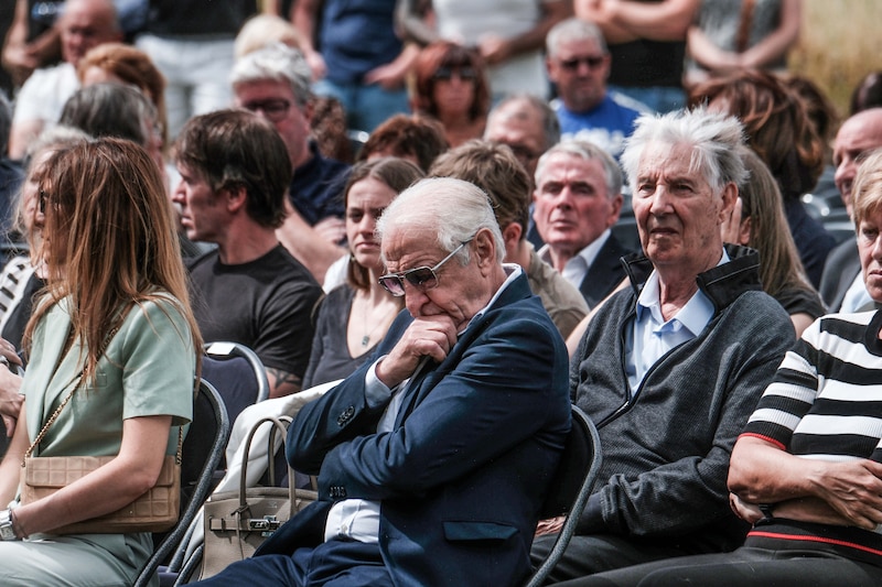 Familie en vrienden nemen afscheid van Debbie De Cauwer, dochter van ...