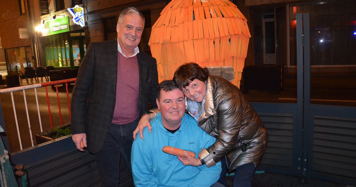 Carnavalisten van ‘ Veneir Te Naujg’ dopen wortelpop ‘Axarie’ | Ninove ...