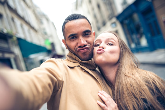 De ‘duckface’ is passé. Maar het nieuwe selfiegezicht is volgens velen ...
