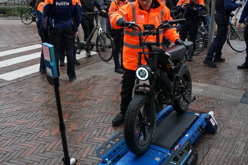 Gentse politie schaft rollentestbank aan om e-steps en fatbikes te ...