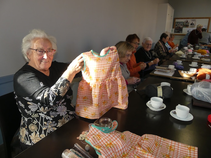 Deinse breimadammen maken kledij voor kansarme kinderen | Deinze | hln.be