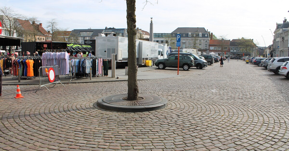 Alle kramen staan op het middenplein, extra parkeerplaatsen voor de ...